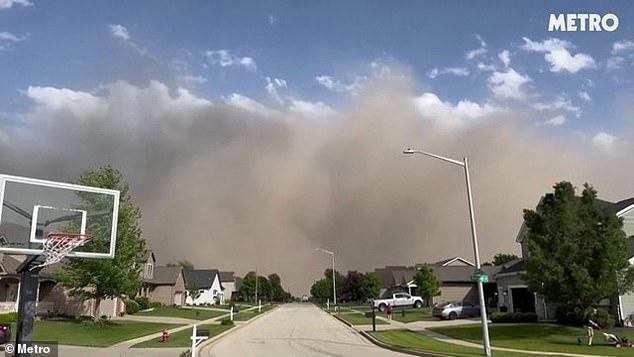 Apocalyptic 'wall of dust' engulfs Chicago as at least 23 are killed in ...