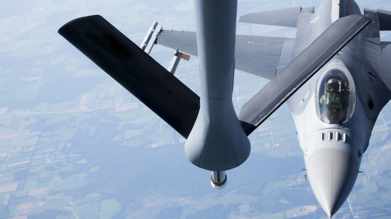 How Do Fighter Jets And Other Aircraft Refuel In The Air?