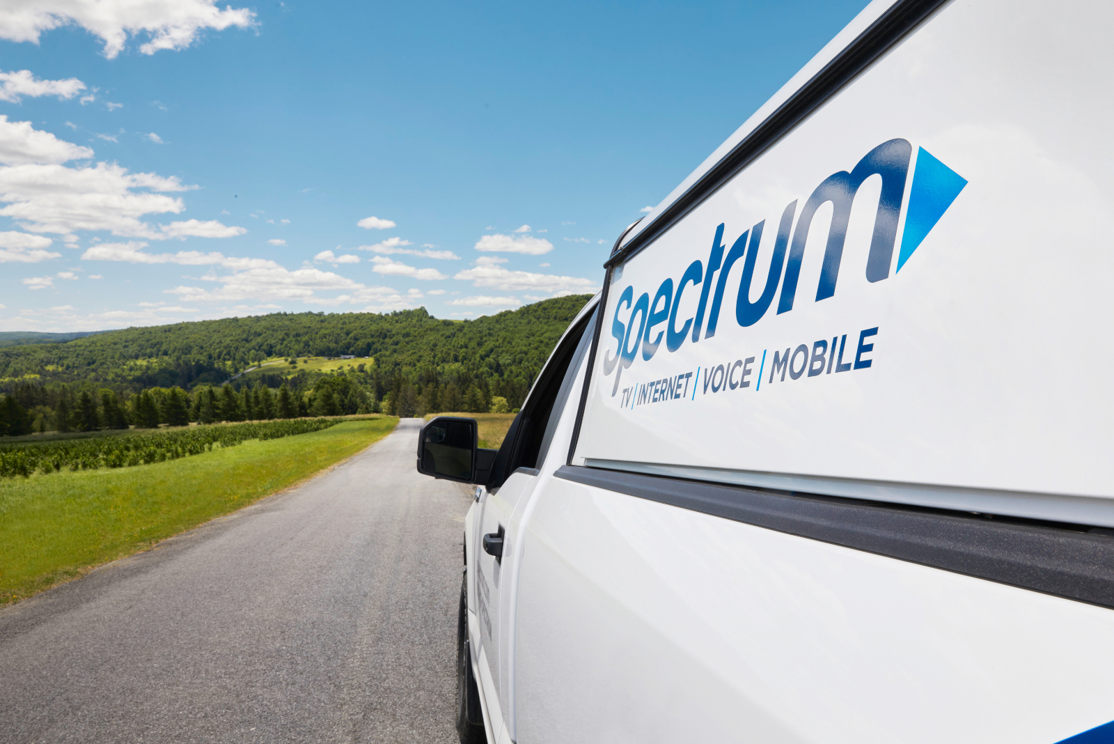 Cable giants Cox and Charter agree to $34 billion merger