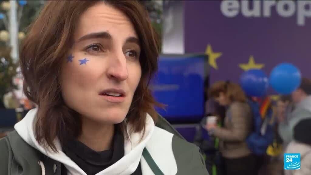 Romanian centrist has slight lead over hard-right in election run-off