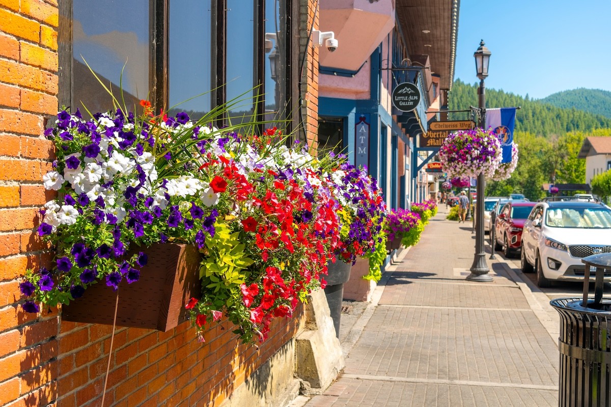 7 Picture-Perfect Small Towns That Feel Like a Summer Postcard