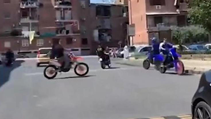 Napoli, corse in auto e moto nell’area pedonale a Scampia: multe al ...