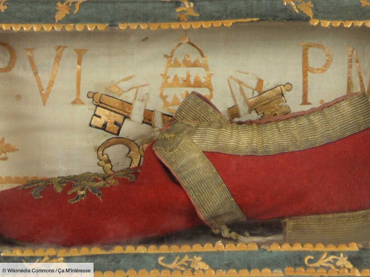 Pourquoi le pape porte-t-il des chaussures rouges