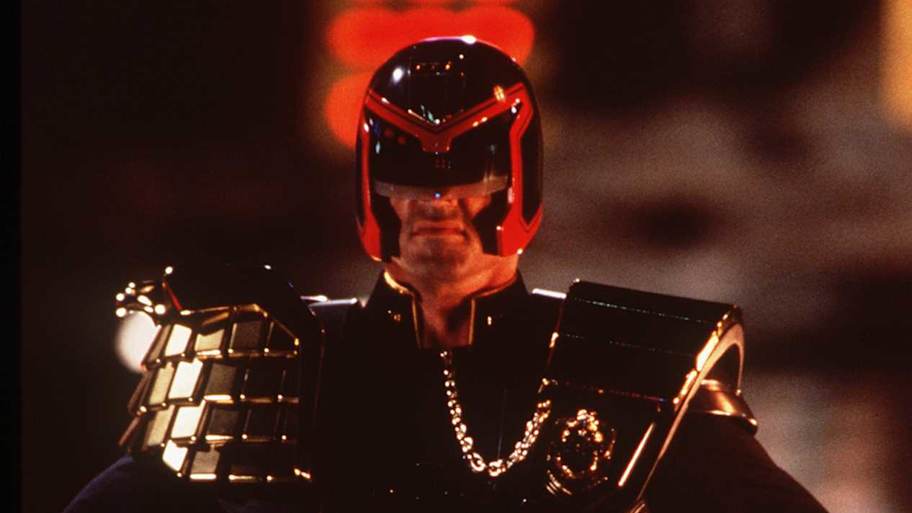 3 things the 1995 Judge Dredd movie got right (and 2 crucial things it ...