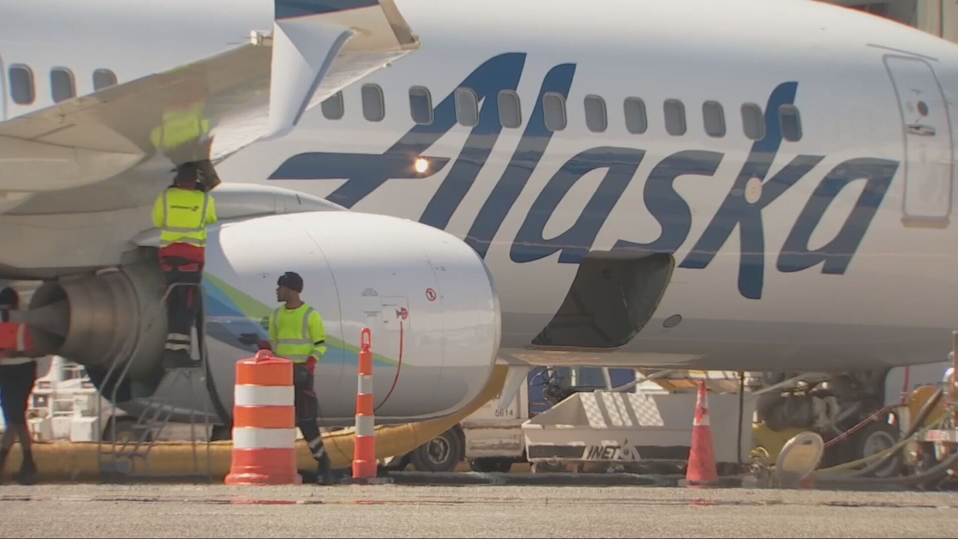 Planes clip wings at SEA, passengers deplane