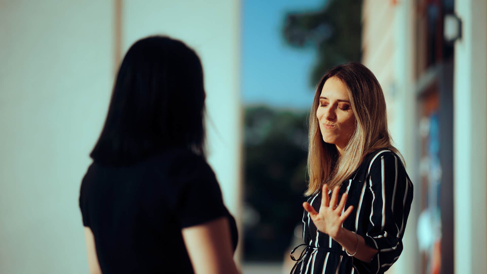 5 Subtle Clues A Person Gives When They Secretly Don't Like You ...