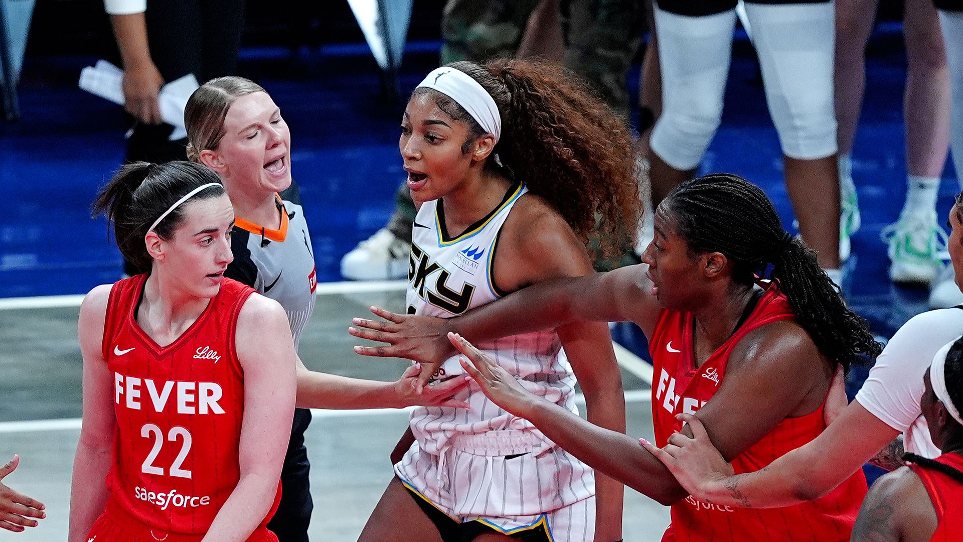 Caitlin Clark made sure to have Aliyah Boston’s back after Angel Reese ...