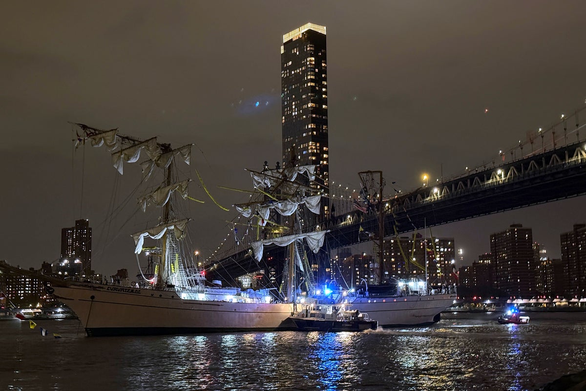 Brooklyn Bridge ship crash live: Search and rescue underway for sailors ...