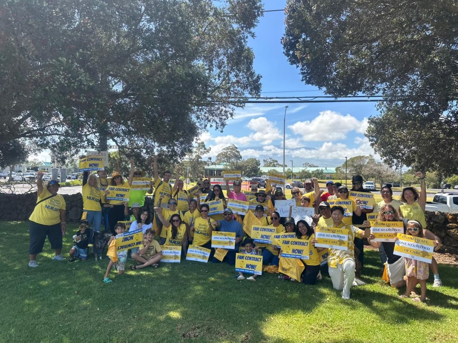 Hawaiʻi Island nurses hold informational picket
