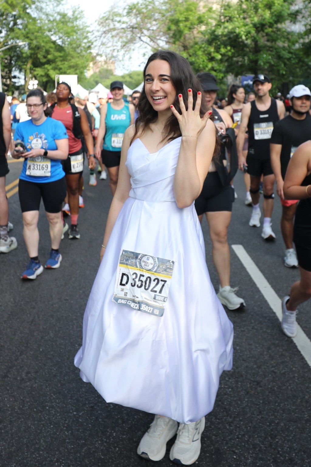 NYC singleton runs Brooklyn Half Marathon in a wedding dress while on ...