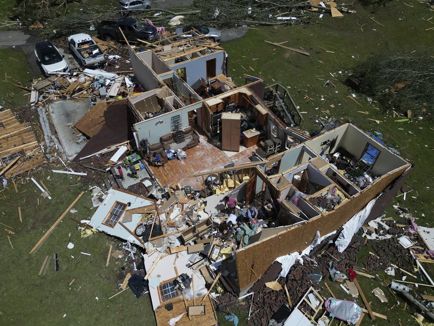 AP PHOTOS: Storm systems sweep across parts of the U.S. Midwest and ...