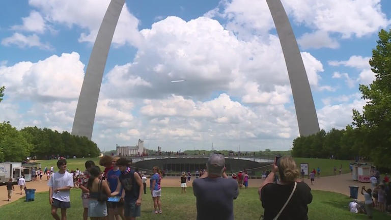 Why does the sky change color?