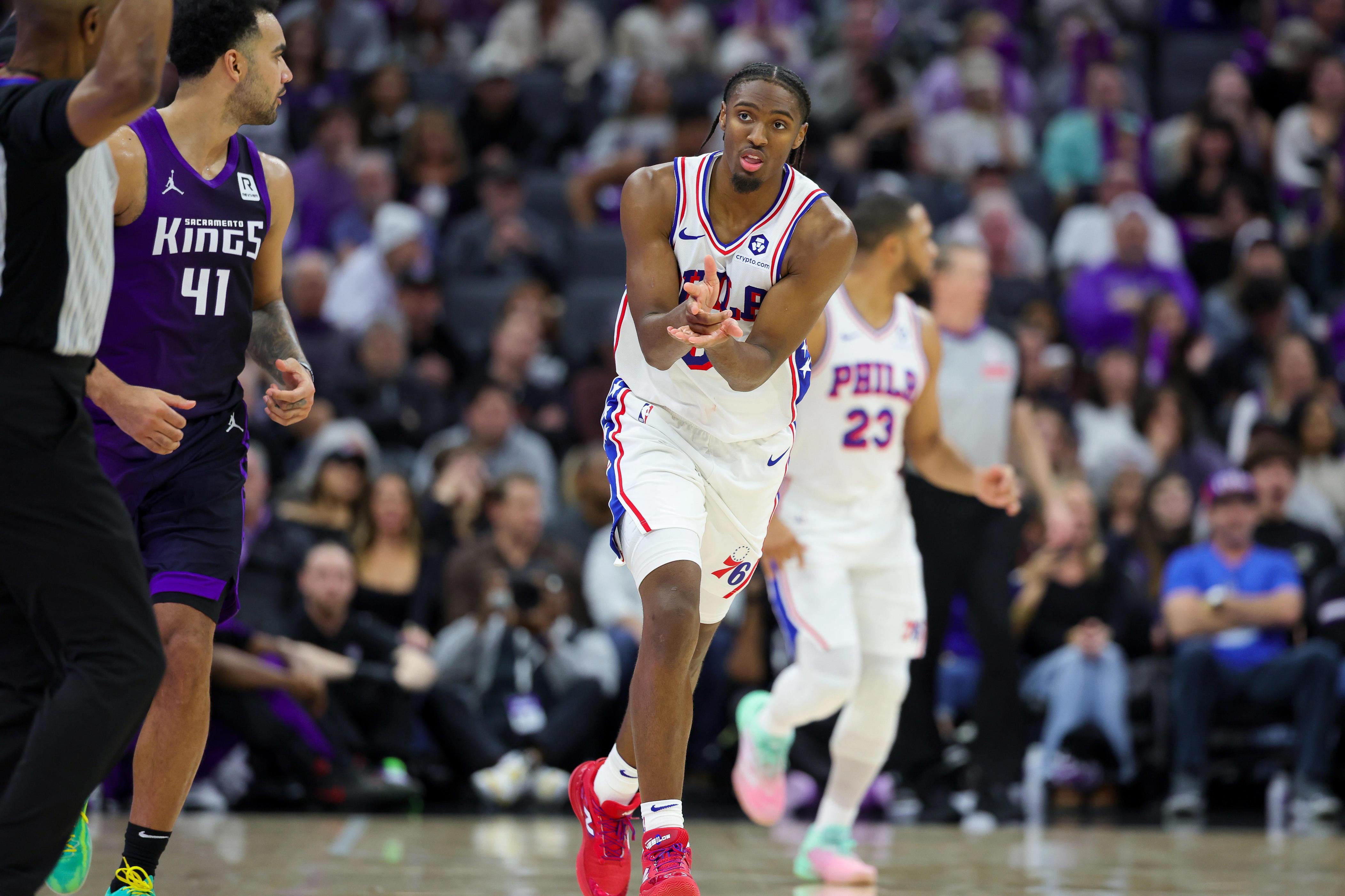 Sixers' Tyrese Maxey reacts to seeing his highlight video on Twitter