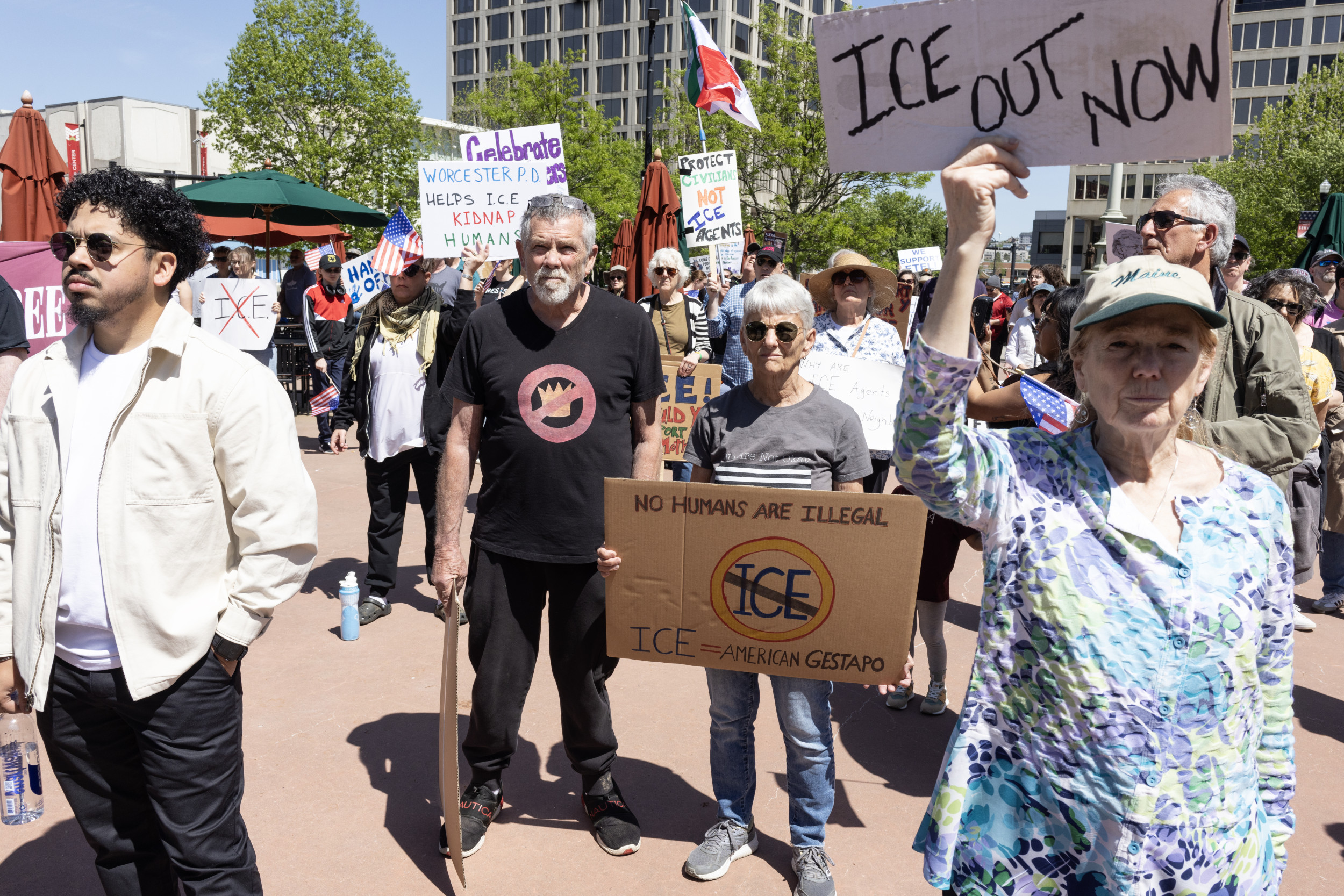 Video: Dozens of neighbors confront ICE agents during arrest attempt