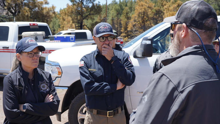 AZ Gov. Katie Hobbs meets with officials in charge of Greer Fire as it ...