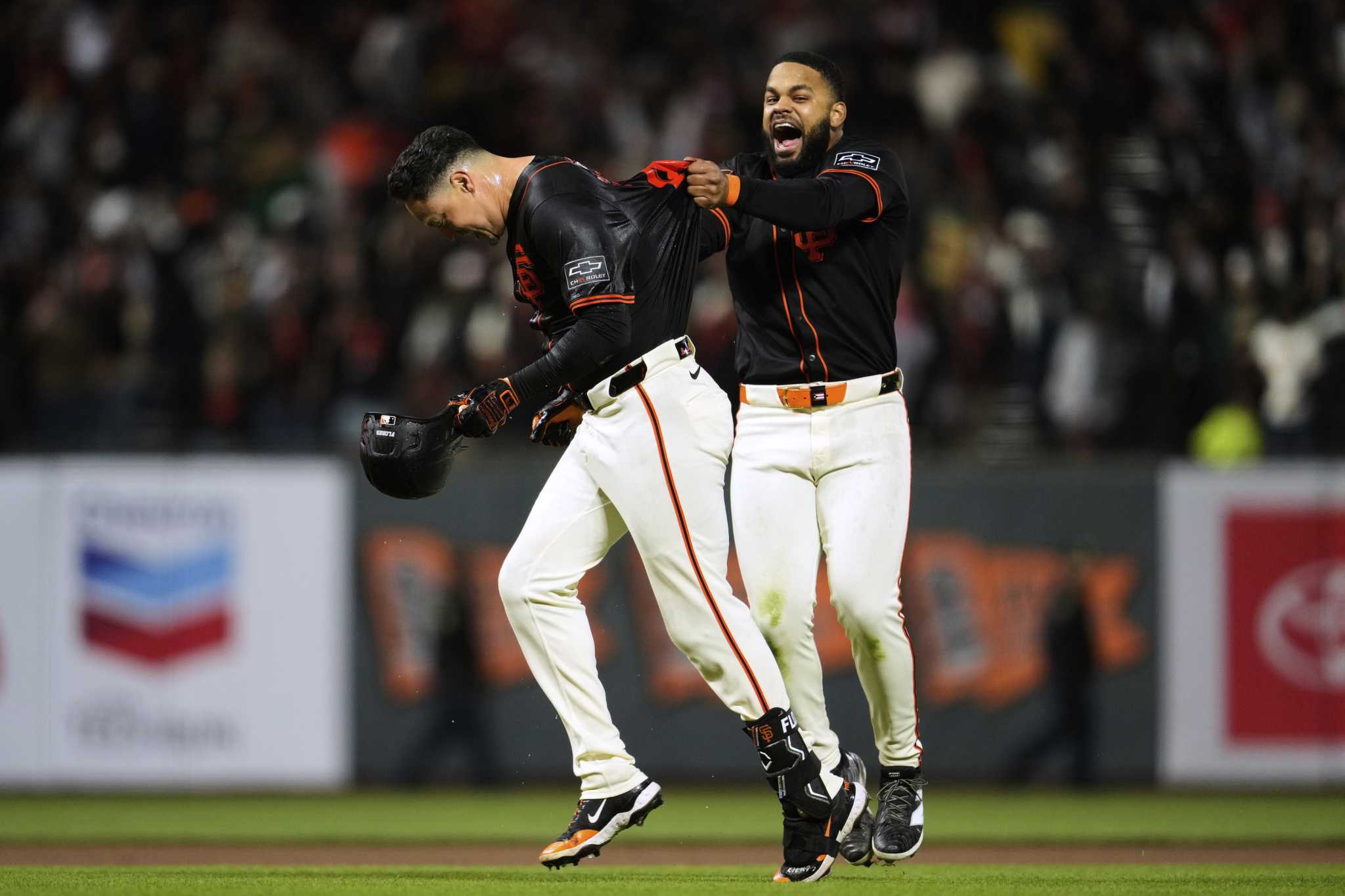 Giants’ Wilmer Flores walks it off in 10th after 9-pitch battle with A ...