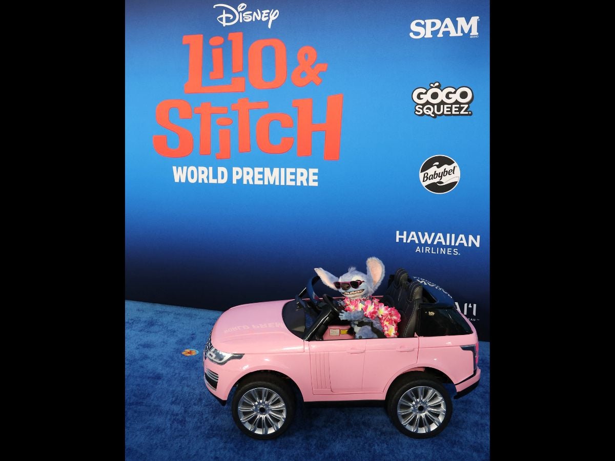 Stitch sorprende en la alfombra "azul" del estreno de su película; así ...