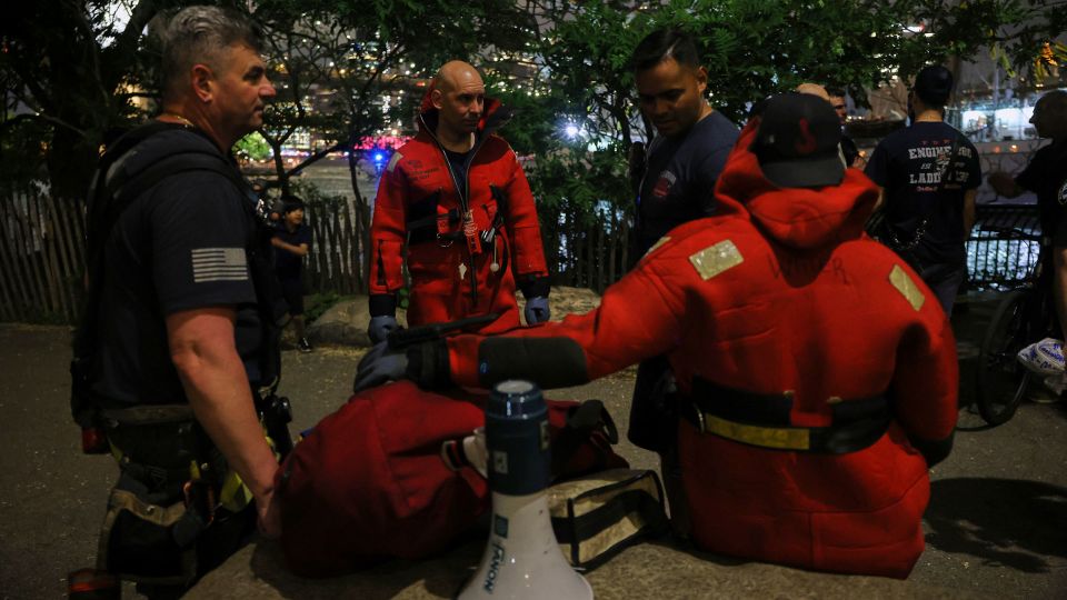 A Mexican Navy training ship struck the Brooklyn Bridge, killing at ...