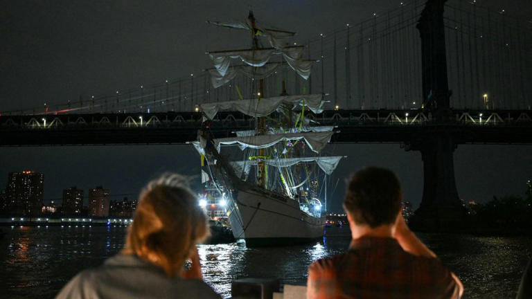 A Mexican Navy training ship struck the Brooklyn Bridge, killing at ...