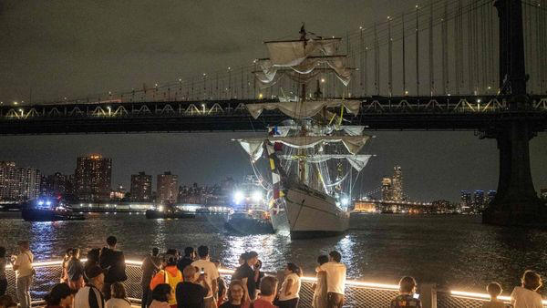 Mexikanisches Segelschulschiff rammt Brooklyn Bridge in New York