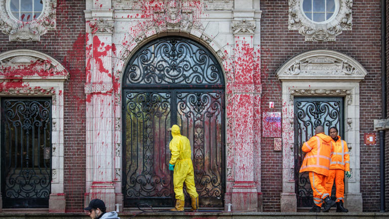 Rode verf en leuzen bij pro-Palestijnse demonstratie tegen CIDI-bijeenkomst