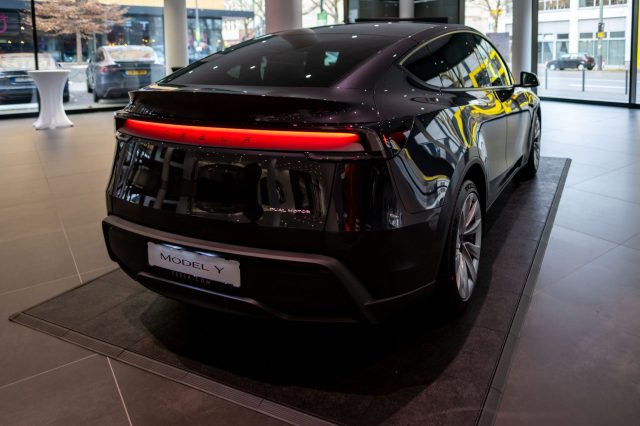 Tesla launches new version of popular model with surprisingly low cost ...