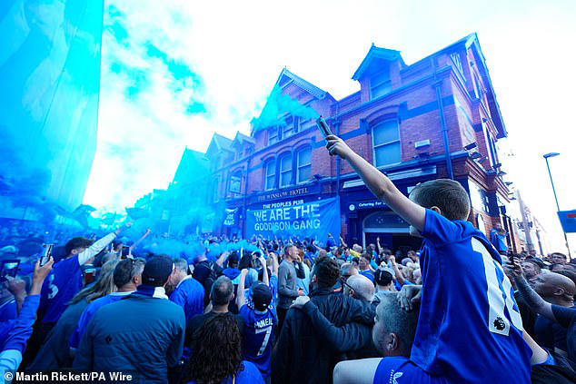 Everton fans begin Goodison Park farewell with 8.30AM pub visit as ...