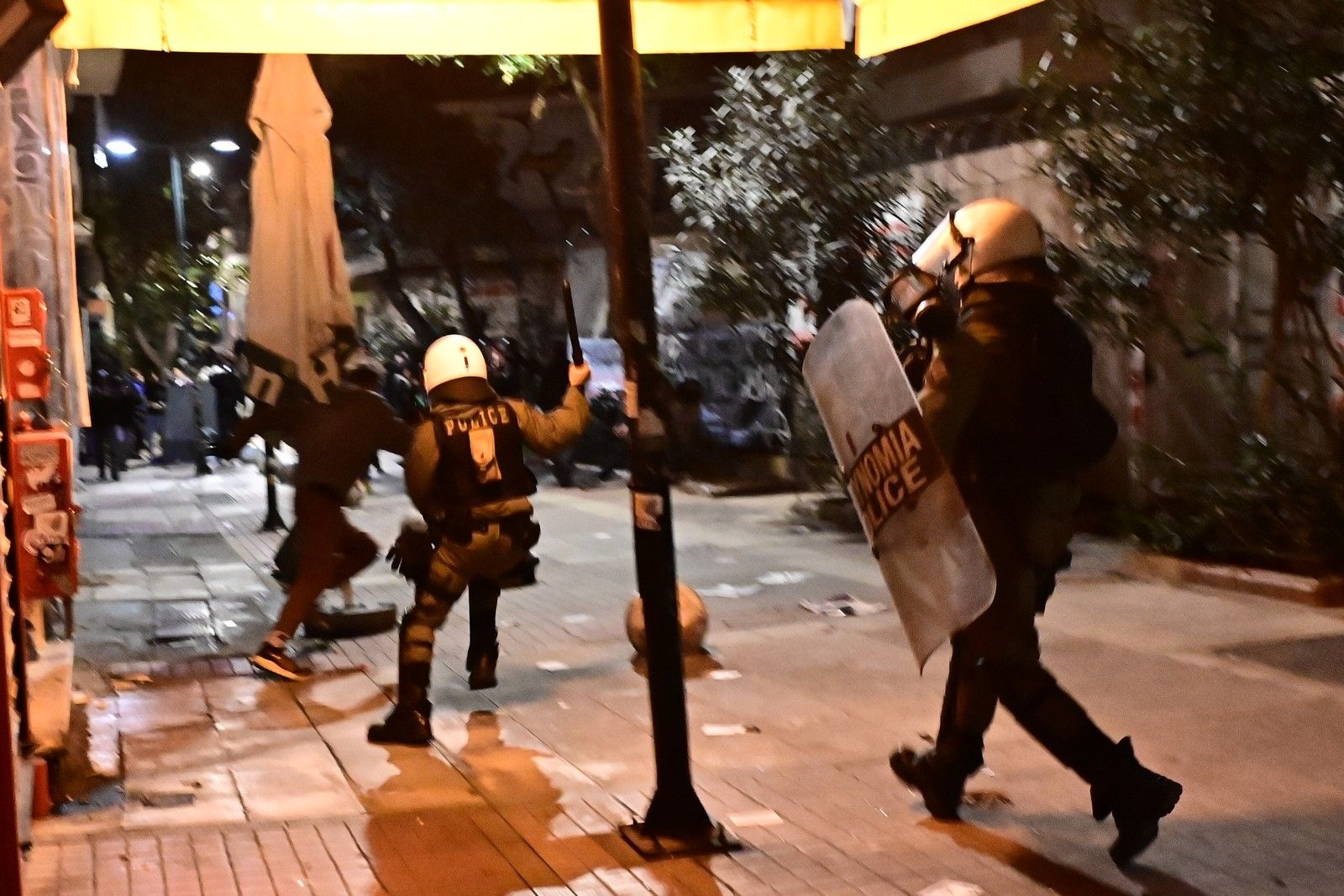 ΣΥΡΙΖΑ: Όργιο αστυνομικής αυθαιρεσίας σε καταστήματα των Εξαρχείων