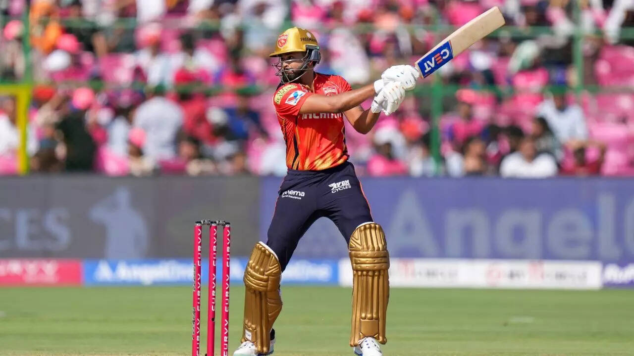 Shreyas Iyer fights through finger Injury, scores gritty 30 against ...