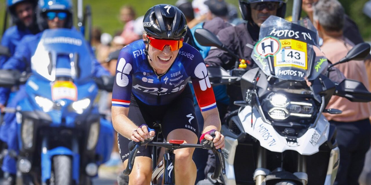 Ondanks valpartij slaat Vollering dubbelslag in Baskenland: “Had ...