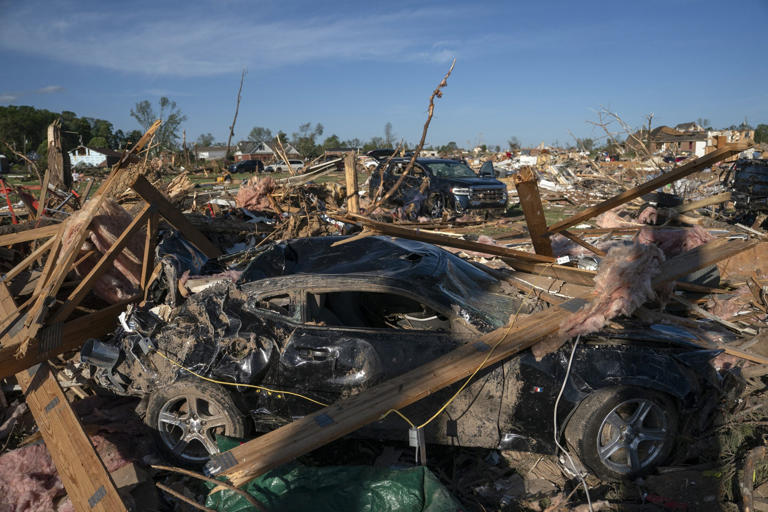 Kentucky students help with recovery efforts in wake of deadly tornado ...