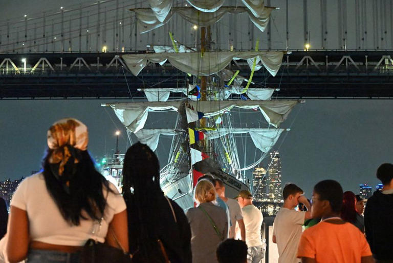 2 crew members killed after Mexican Navy ship hits Brooklyn Bridge