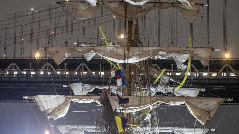 Mexikanisches Segelschulschiff rammt Brooklyn Bridge in New York