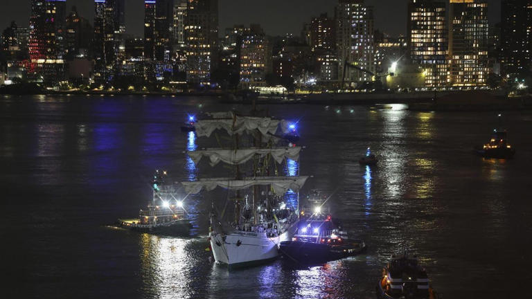 Mexikanisches Segelschulschiff rammt Brooklyn Bridge in New York
