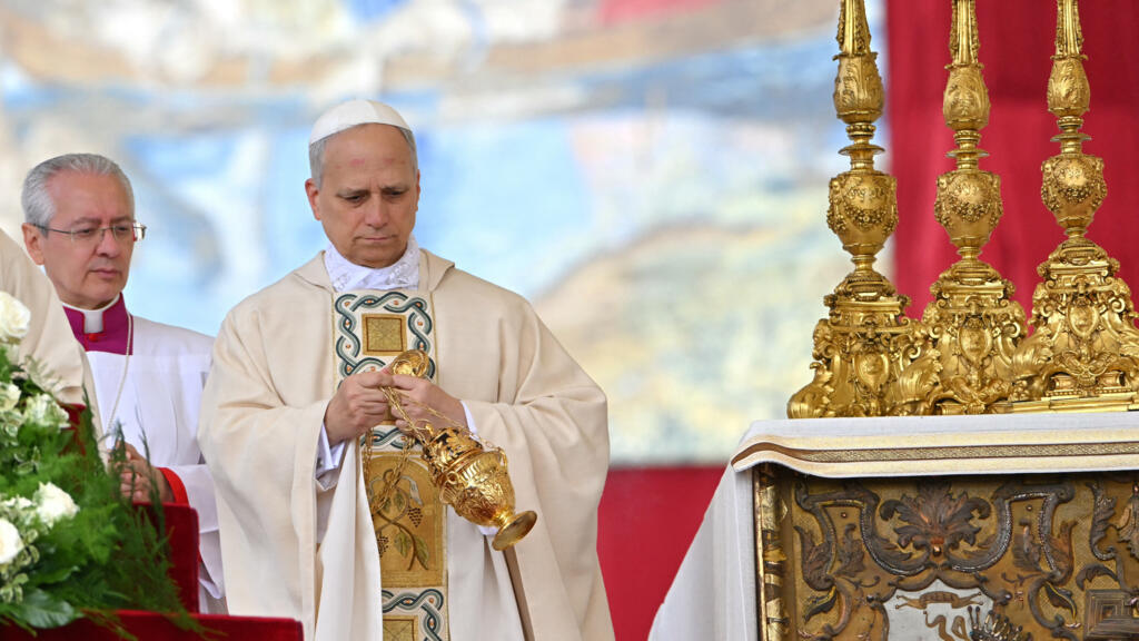 Le pape Léon XIV ouvre son pontificat en critiquant une économie qui ...