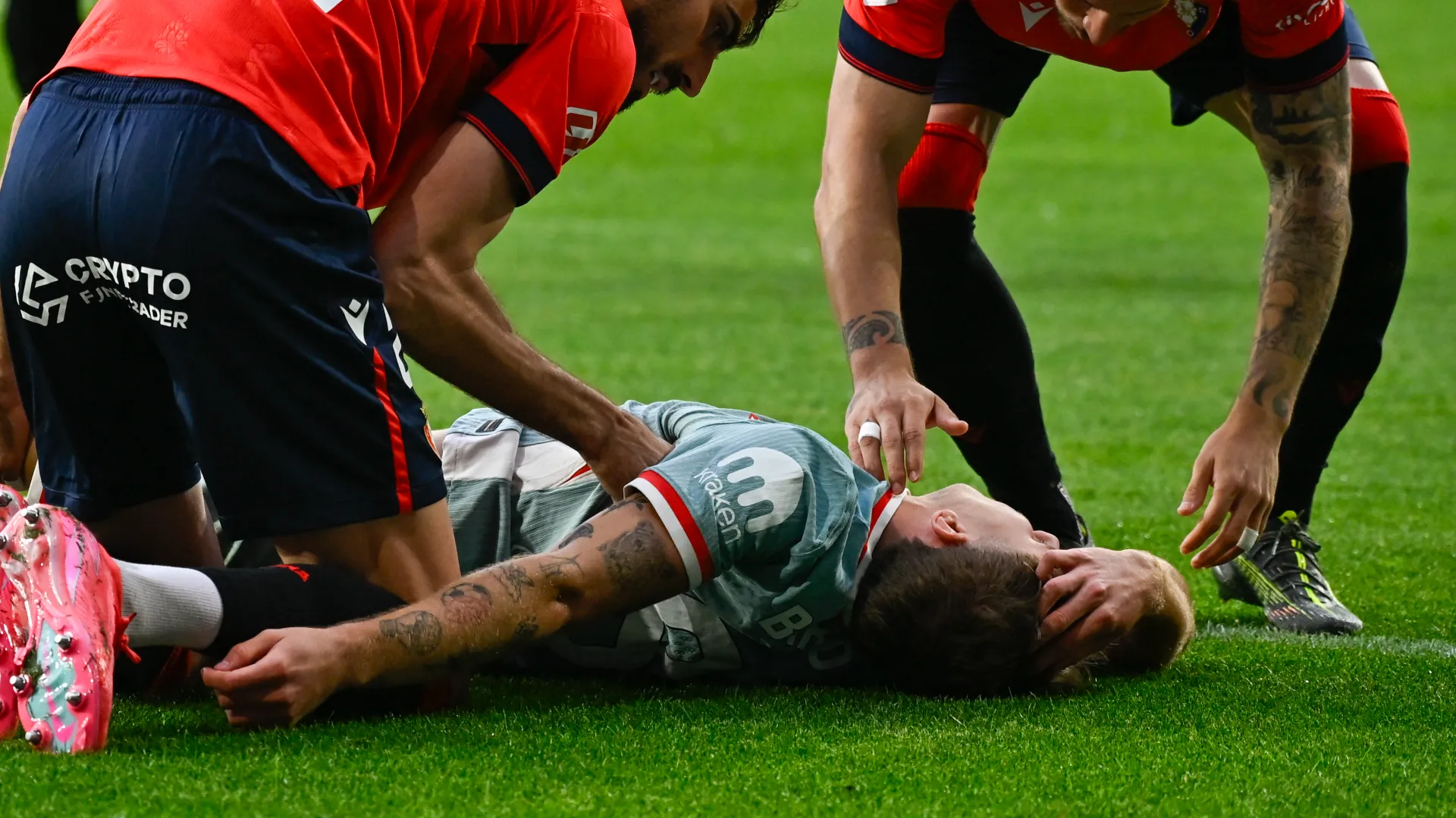 Brutto colpo alla testa, paura per il campione: le immagini