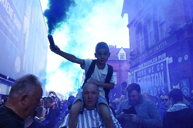 Everton legend mobbed as fans chant his name outside Goodison Park
