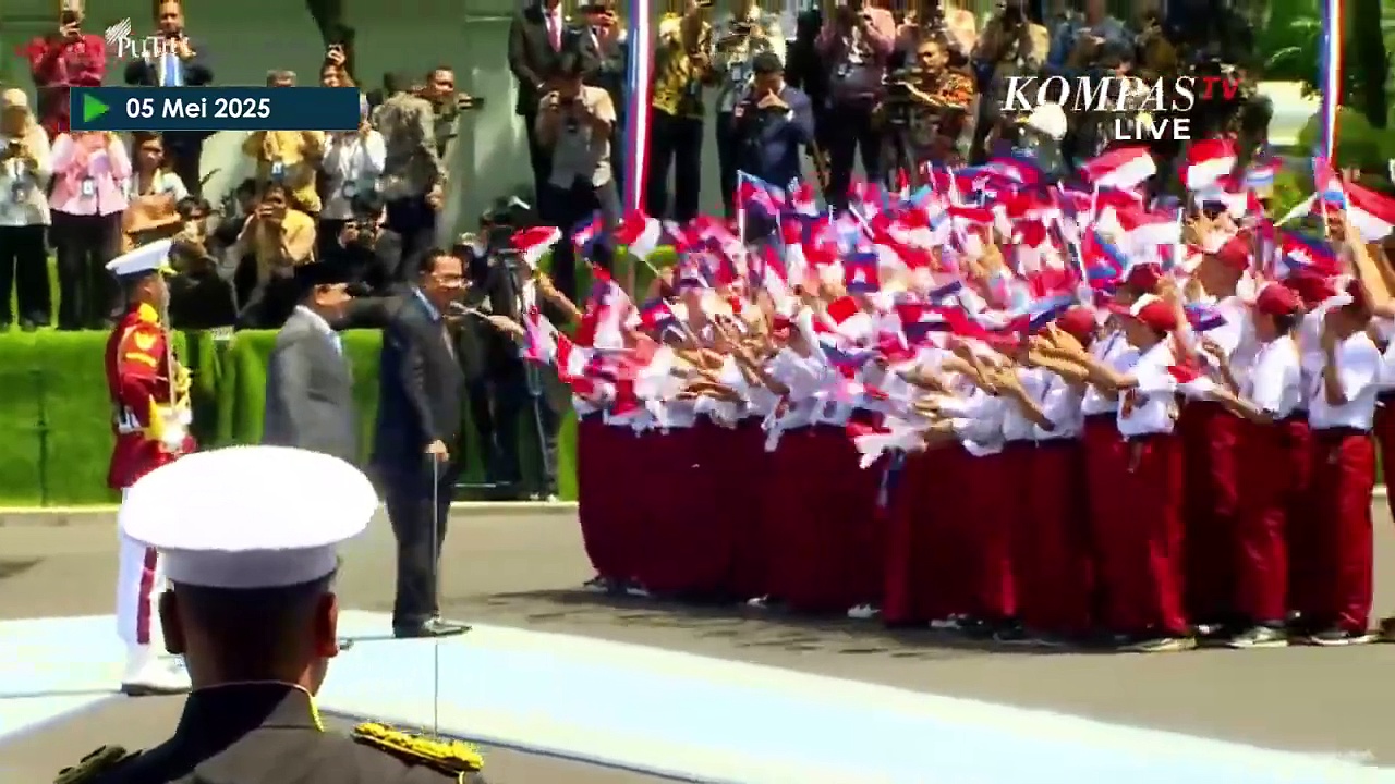 Aksi Prabowo Bantu Presiden Senat Kamboja: Genggam Tangan saat Turun ...