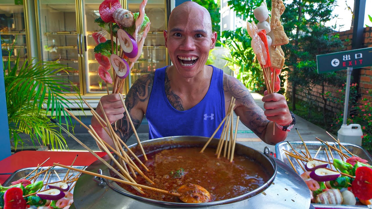 MALAYSIAN Street Food Tour in Melaka, Malaysia