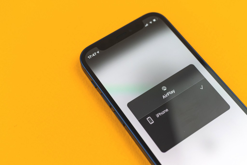 Apple issues urgent hacking warning to 1,800,000,000 iPhone users over ...