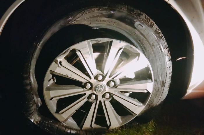 Ban Mobil Pecah Saat Melaju? Jangan Banting Setir, Lakukan Hal Ini