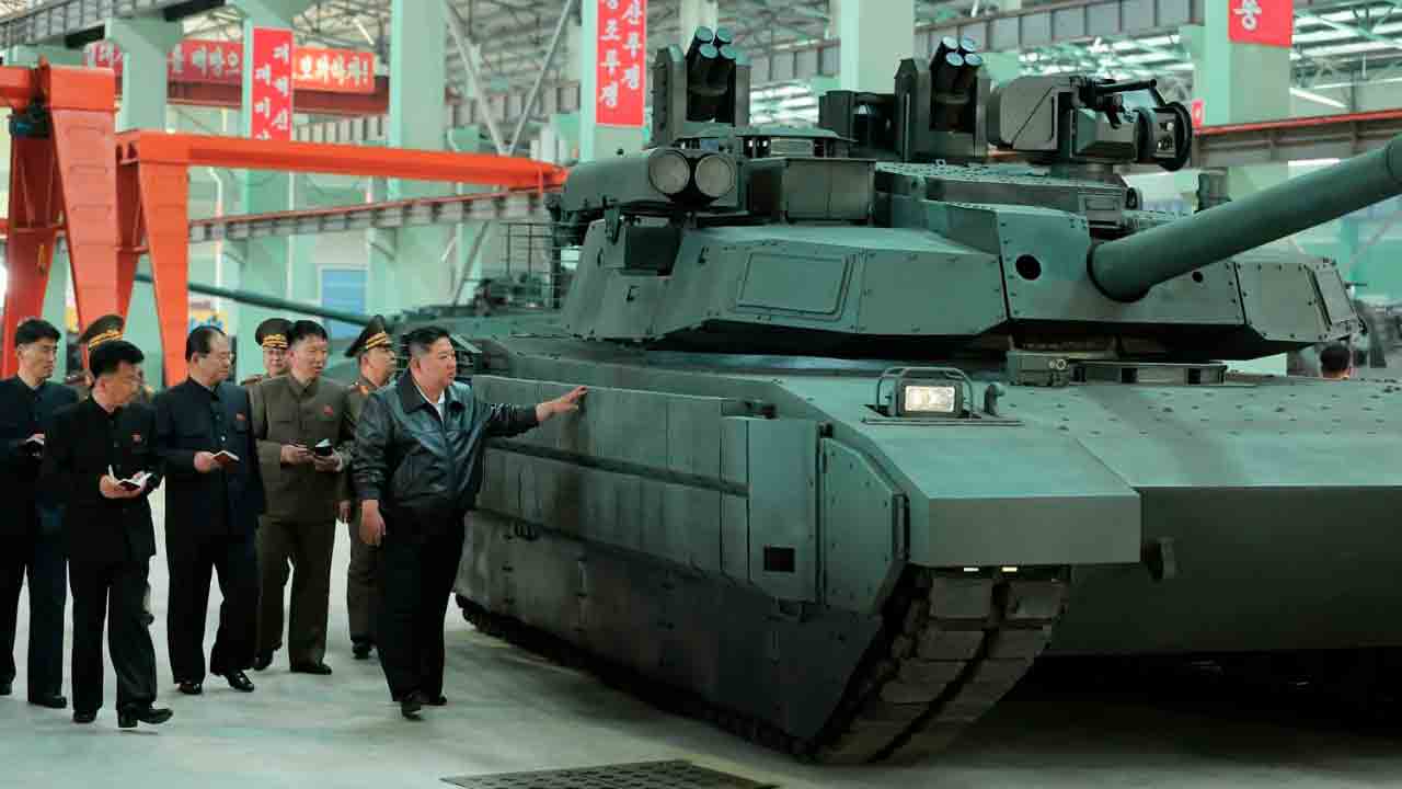 Ny M-2020 stridsvogn avslørt under Kim Jong-uns inspeksjon av ...
