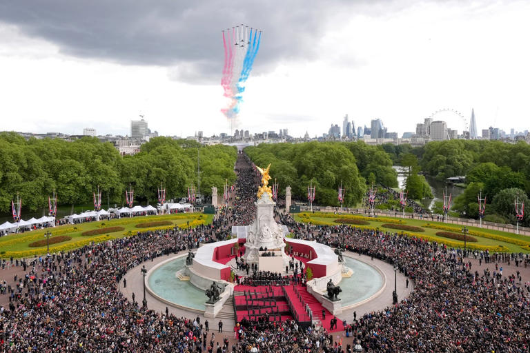 VE Day latest: Buckingham Palace welcomes veterans after royal flypast ...