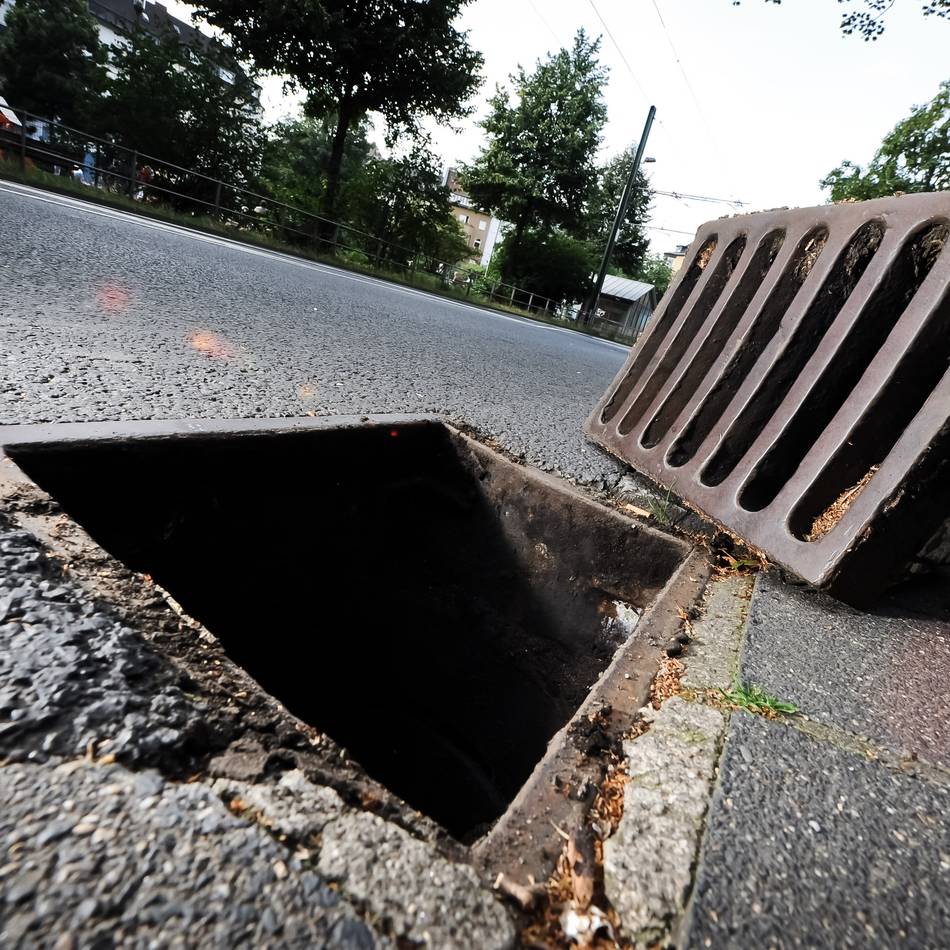 29-Jähriger will Ring aus Gully retten und ertrinkt