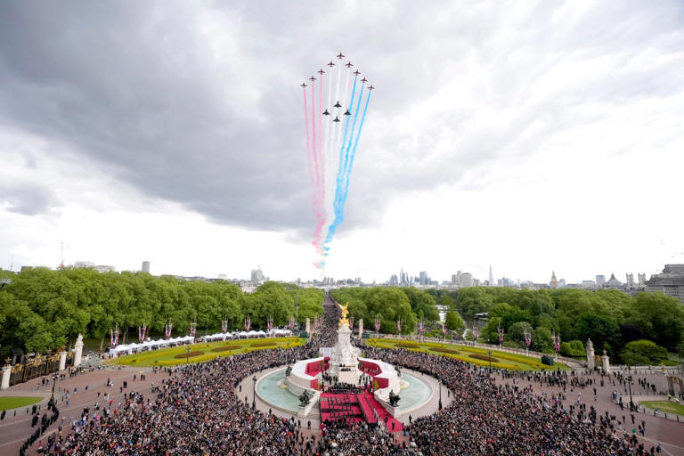 Animated map shows Red Arrows flypast route and schedule for VE Day 2025