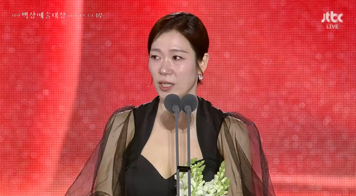 Yum Hye-ran, who won the 女 Supporting Actor Award for the second ...