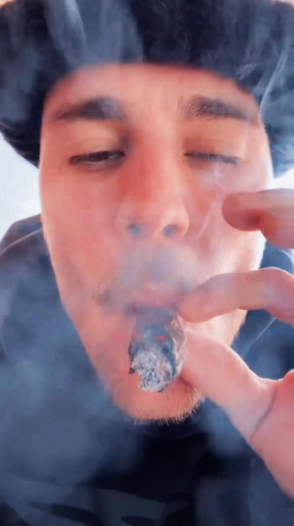 Justin Bieber fears grow as he smokes huge bong on snowboarding trip ...