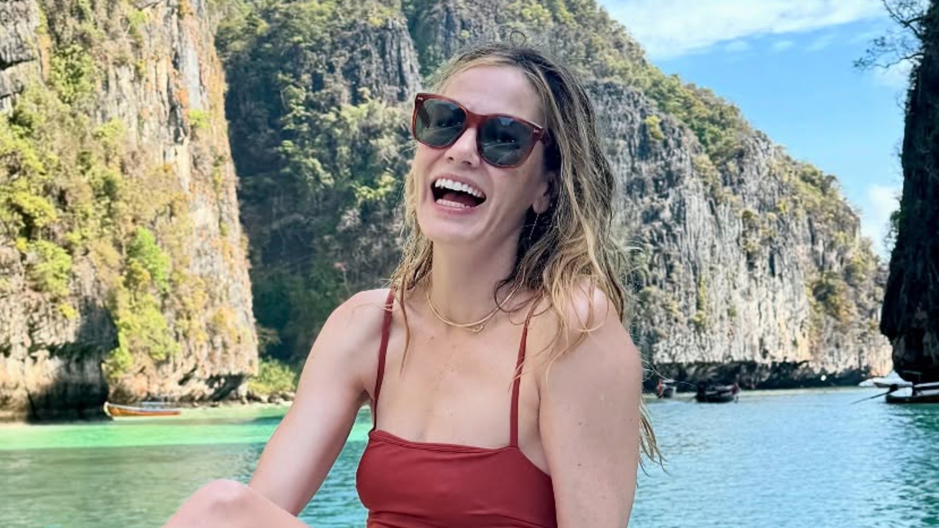 In een badpak laat deze 49-jarige actrice haar figuur zien