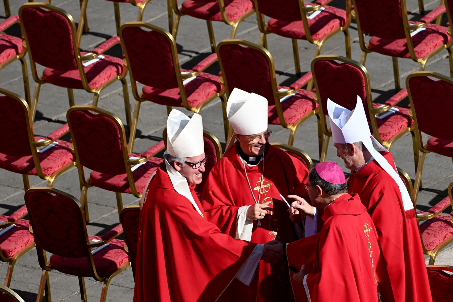 Os salários surpreendentes do papa e dos cardeais