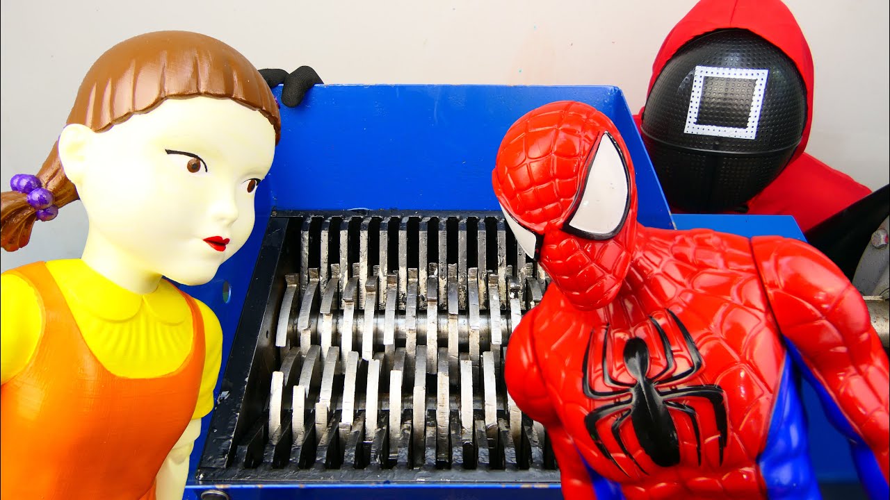 Squid Game Board Game with Shredding Machine & Spiderman!